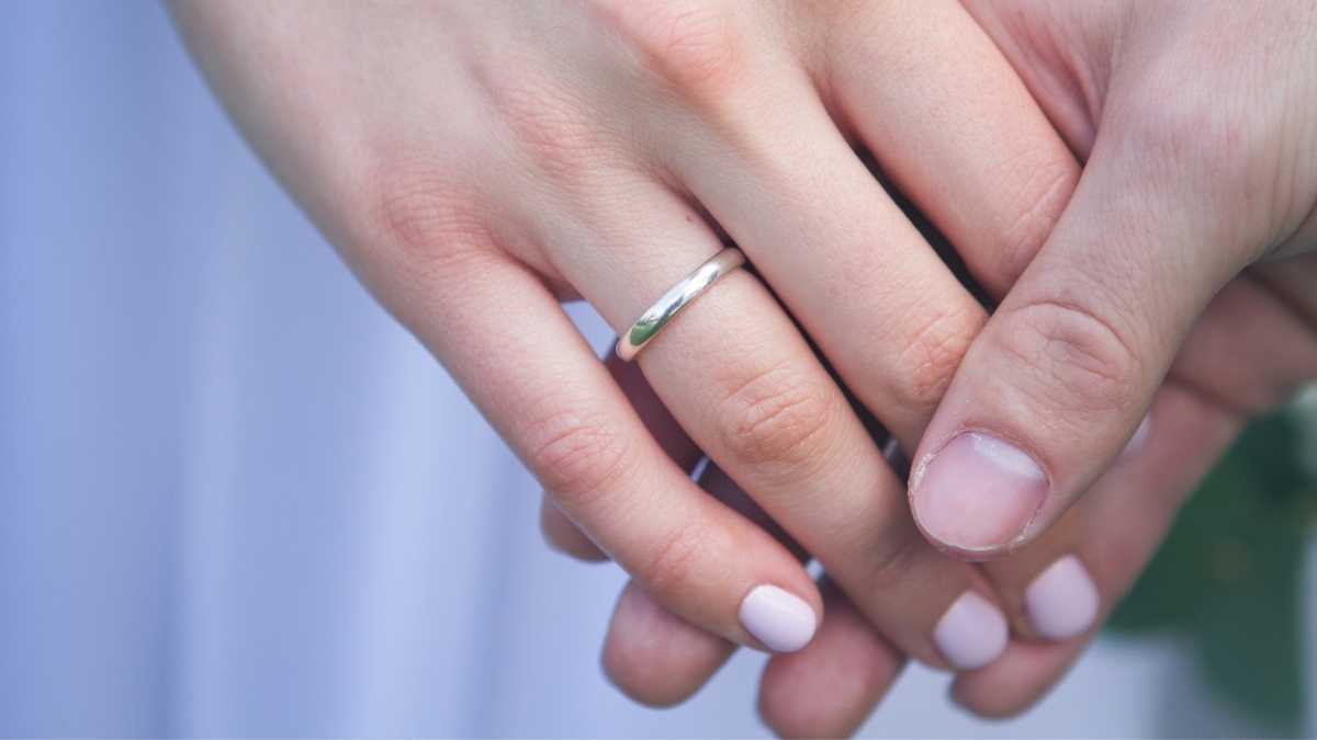 7 Ciri Emas Putih dan Perbedaannya dengan Emas Kuning